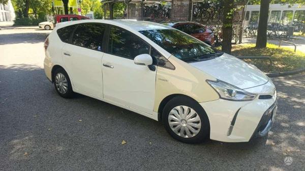 White Toyota Prius 2017 in Vilnius, with an engine capacity of 1.80 L and mileage of 526 thousand km for 8000 €, photo 5 on AUTOMOTO.COM.LV