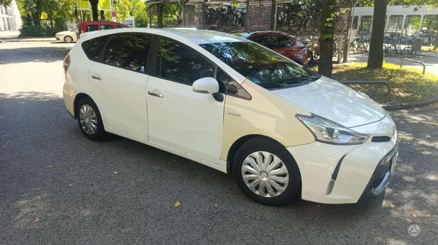 White Toyota Prius 2017 in Vilnius, with an engine capacity of 1.80 L and mileage of 526 thousand km for 8000 €, photo 5 on AUTOMOTO.COM.LV