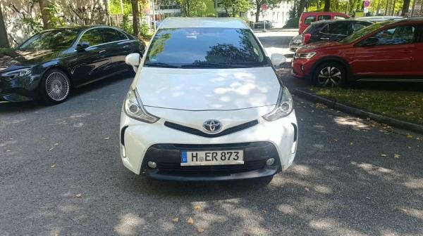 White Toyota Prius 2017 in Vilnius, with an engine capacity of 1.80 L and mileage of 526 thousand km for 8000 €, photo 6 on AUTOMOTO.COM.LV