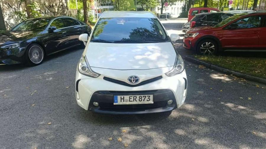 White Toyota Prius 2017 in Vilnius, with an engine capacity of 1.80 L and mileage of 526 thousand km for 8000 €, photo 6 on AUTOMOTO.COM.LV