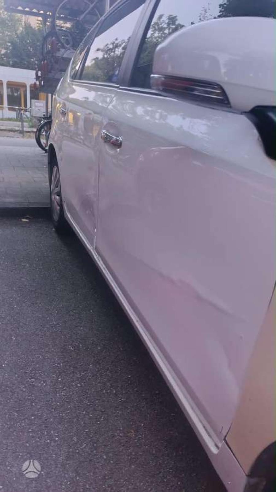 White Toyota Prius 2017 in Vilnius, with an engine capacity of 1.80 L and mileage of 526 thousand km for 8000 €, photo 11 on AUTOMOTO.COM.LV