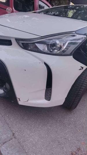 White Toyota Prius 2017 in Vilnius, with an engine capacity of 1.80 L and mileage of 526 thousand km for 8000 €, photo 13 on AUTOMOTO.COM.LV