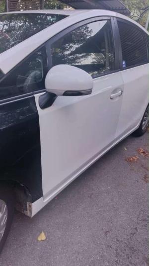 White Toyota Prius 2017 in Vilnius, with an engine capacity of 1.80 L and mileage of 526 thousand km for 8000 €, photo 14 on AUTOMOTO.COM.LV