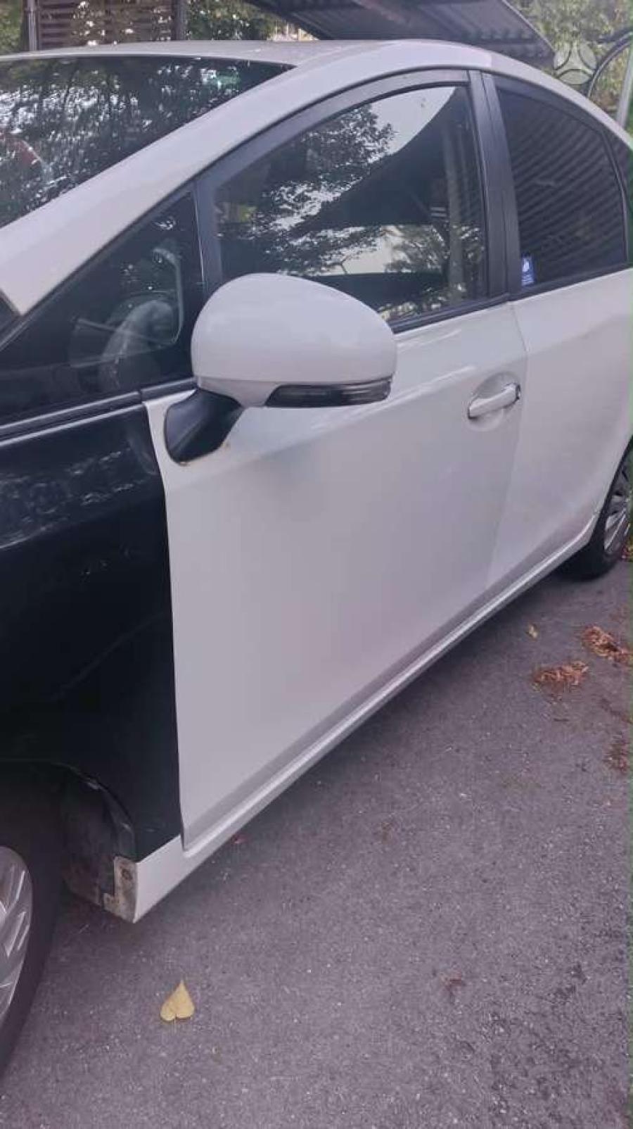 White Toyota Prius 2017 in Vilnius, with an engine capacity of 1.80 L and mileage of 526 thousand km for 8000 €, photo 14 on AUTOMOTO.COM.LV