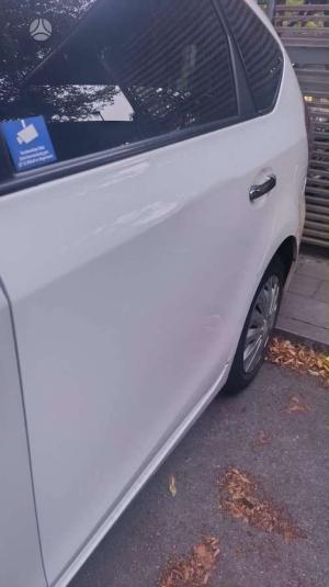 White Toyota Prius 2017 in Vilnius, with an engine capacity of 1.80 L and mileage of 526 thousand km for 8000 €, photo 15 on AUTOMOTO.COM.LV
