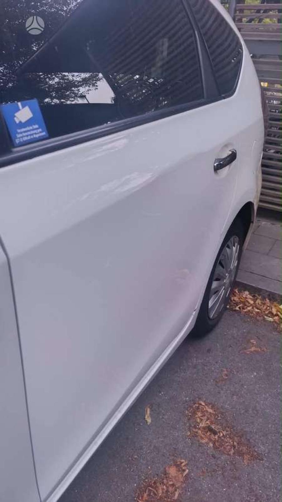 White Toyota Prius 2017 in Vilnius, with an engine capacity of 1.80 L and mileage of 526 thousand km for 8000 €, photo 15 on AUTOMOTO.COM.LV