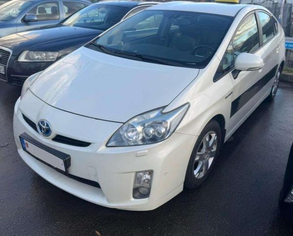 White Toyota Prius 2018 in Klaipeda, with an engine capacity of 1.80 L and mileage of 170 thousand km for 14000 €, photo 5 on AUTOMOTO.COM.LV