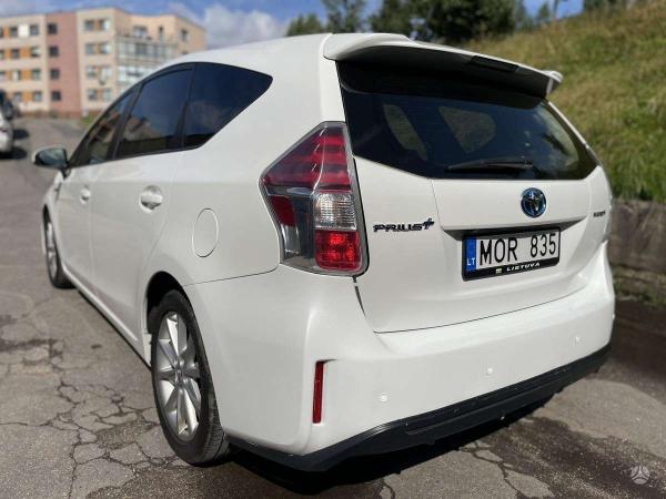 White Toyota Prius 2018 in Vilnius, with an engine capacity of 1.80 L and mileage of 237 thousand km for 13300 €, photo 5 on AUTOMOTO.COM.LV