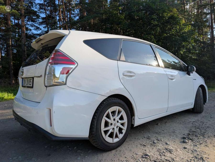 White Toyota Prius 2018 in Klaipeda, with an engine capacity of 1.80 L and mileage of 276 thousand km for 12800 €, photo 5 on AUTOMOTO.COM.LV