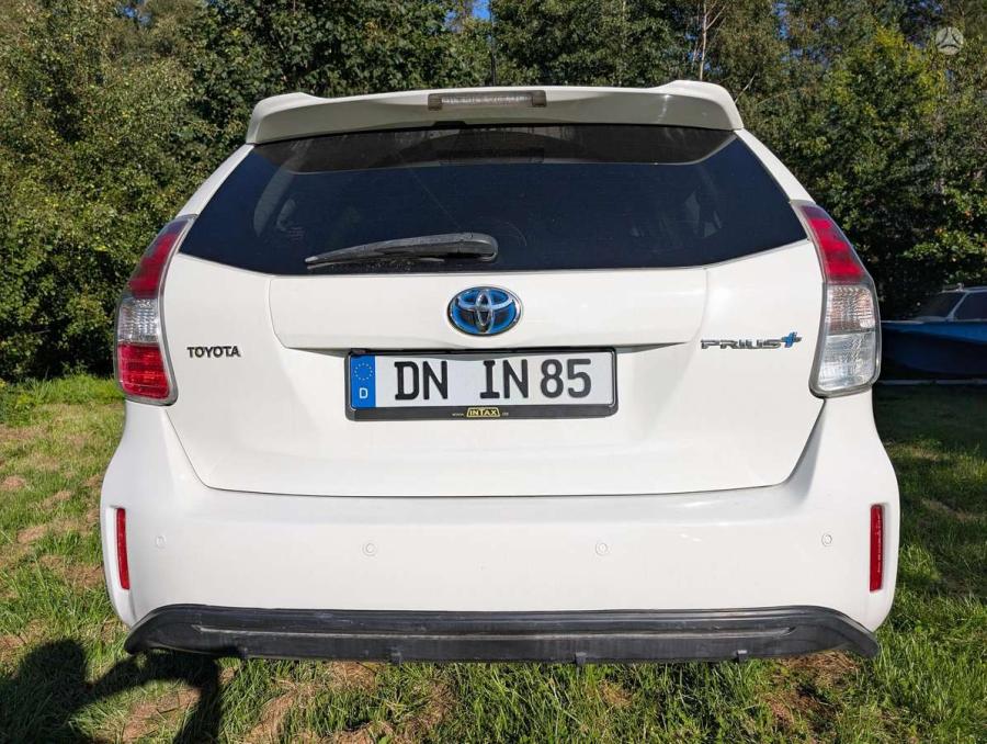 White Toyota Prius 2018 in Klaipeda, with an engine capacity of 1.80 L and mileage of 276 thousand km for 12800 €, photo 6 on AUTOMOTO.COM.LV