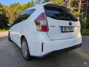 White Toyota Prius 2018 in Klaipeda, with an engine capacity of 1.80 L and mileage of 276 thousand km for 12800 €, photo 7 on AUTOMOTO.COM.LV