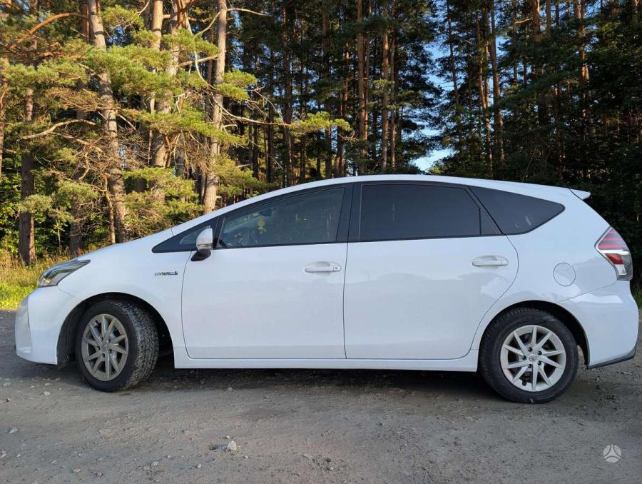 White Toyota Prius 2018 in Klaipeda, with an engine capacity of 1.80 L and mileage of 276 thousand km for 12800 €, photo 8 on AUTOMOTO.COM.LV