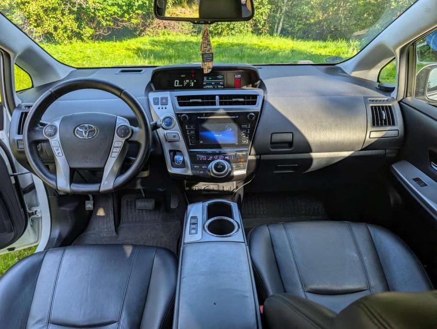 White Toyota Prius 2018 in Klaipeda, with an engine capacity of 1.80 L and mileage of 276 thousand km for 12800 €, photo 10 on AUTOMOTO.COM.LV