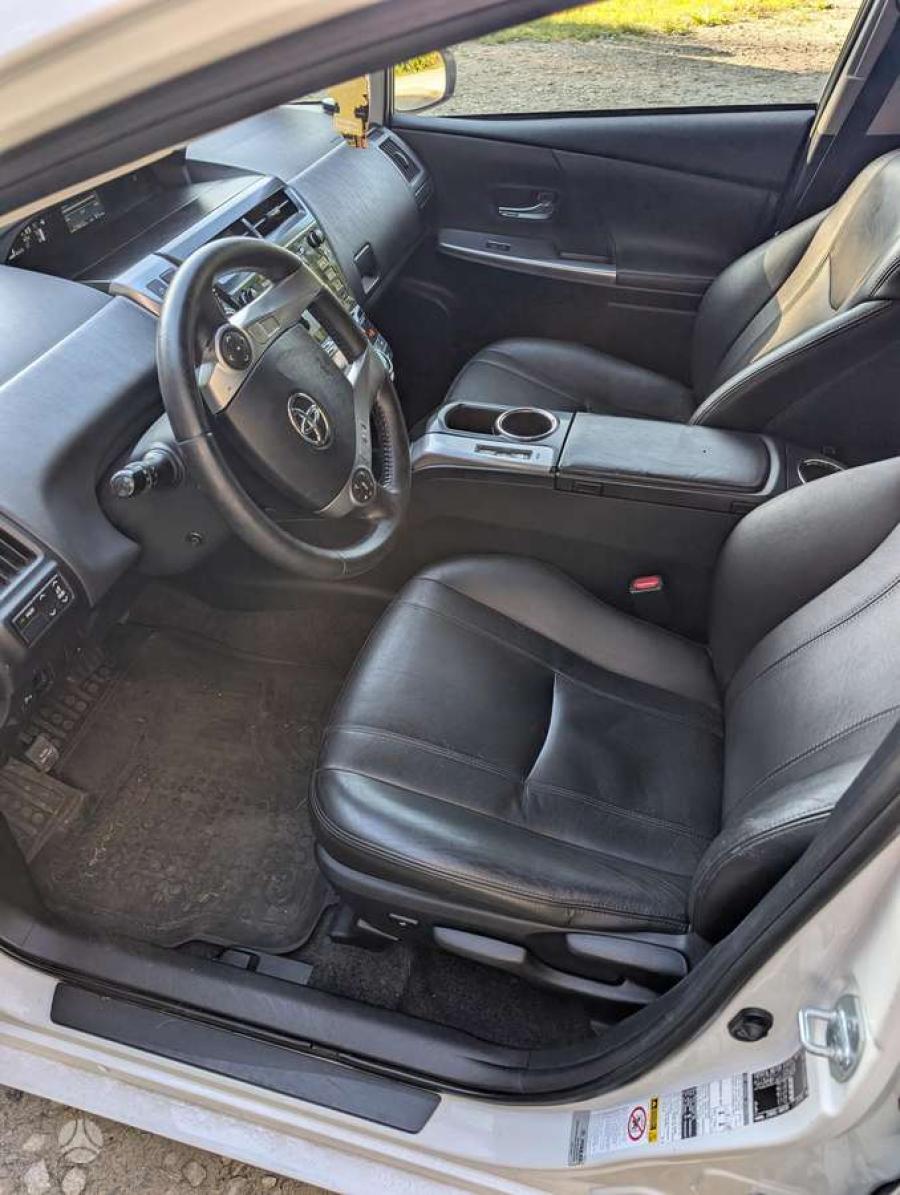 White Toyota Prius 2018 in Klaipeda, with an engine capacity of 1.80 L and mileage of 276 thousand km for 12800 €, photo 12 on AUTOMOTO.COM.LV