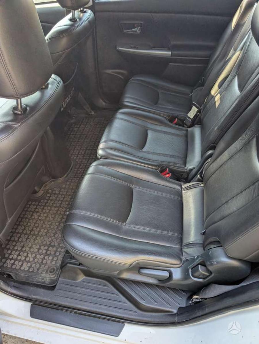 White Toyota Prius 2018 in Klaipeda, with an engine capacity of 1.80 L and mileage of 276 thousand km for 12800 €, photo 14 on AUTOMOTO.COM.LV