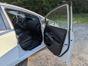 White Toyota Prius 2018 in Klaipeda, with an engine capacity of 1.80 L and mileage of 276 thousand km for 12800 €, photo 17 on AUTOMOTO.COM.LV