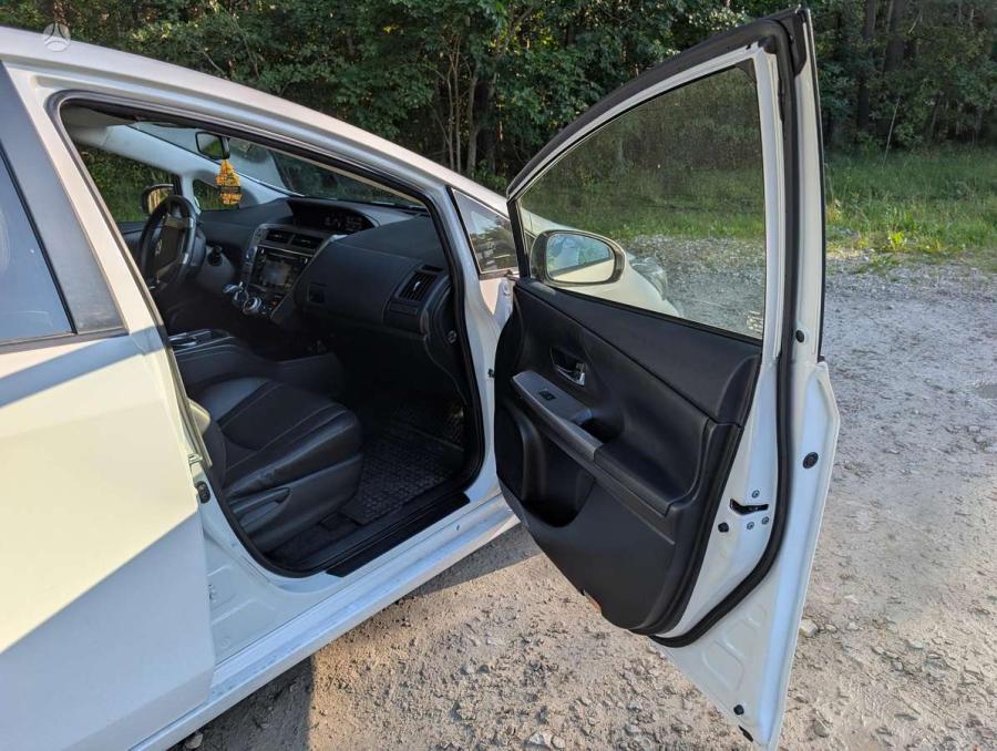 White Toyota Prius 2018 in Klaipeda, with an engine capacity of 1.80 L and mileage of 276 thousand km for 12800 €, photo 17 on AUTOMOTO.COM.LV