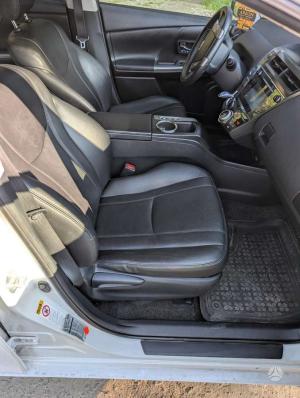 White Toyota Prius 2018 in Klaipeda, with an engine capacity of 1.80 L and mileage of 276 thousand km for 12800 €, photo 18 on AUTOMOTO.COM.LV