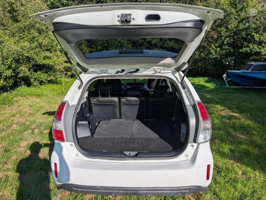 White Toyota Prius 2018 in Klaipeda, with an engine capacity of 1.80 L and mileage of 276 thousand km for 12800 €, photo 21 on AUTOMOTO.COM.LV
