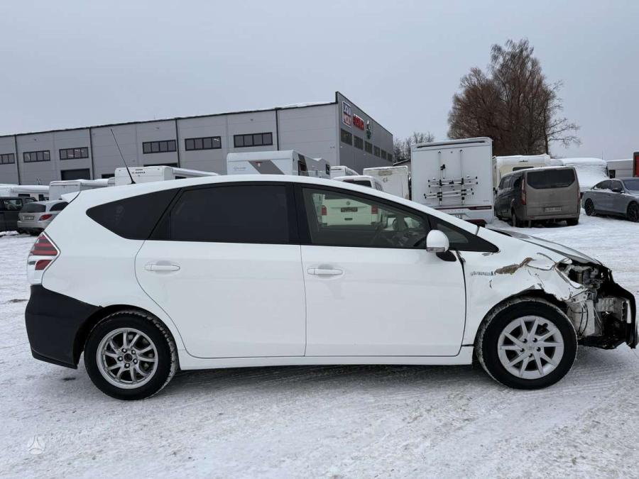 White Toyota Prius 2019 in Vilnius, with an engine capacity of 1.80 L and mileage of 261 thousand km for 8800 €, photo 7 on AUTOMOTO.COM.LV