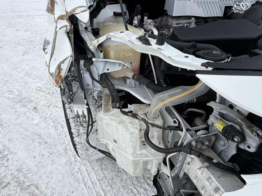 White Toyota Prius 2019 in Vilnius, with an engine capacity of 1.80 L and mileage of 261 thousand km for 8800 €, photo 11 on AUTOMOTO.COM.LV
