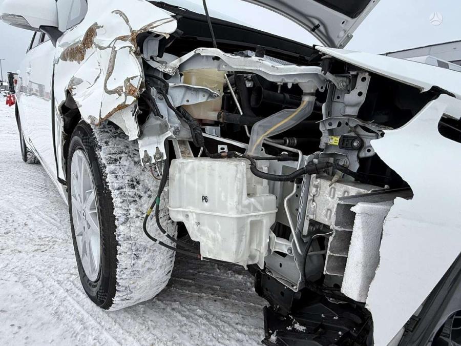 White Toyota Prius 2019 in Vilnius, with an engine capacity of 1.80 L and mileage of 261 thousand km for 8800 €, photo 12 on AUTOMOTO.COM.LV