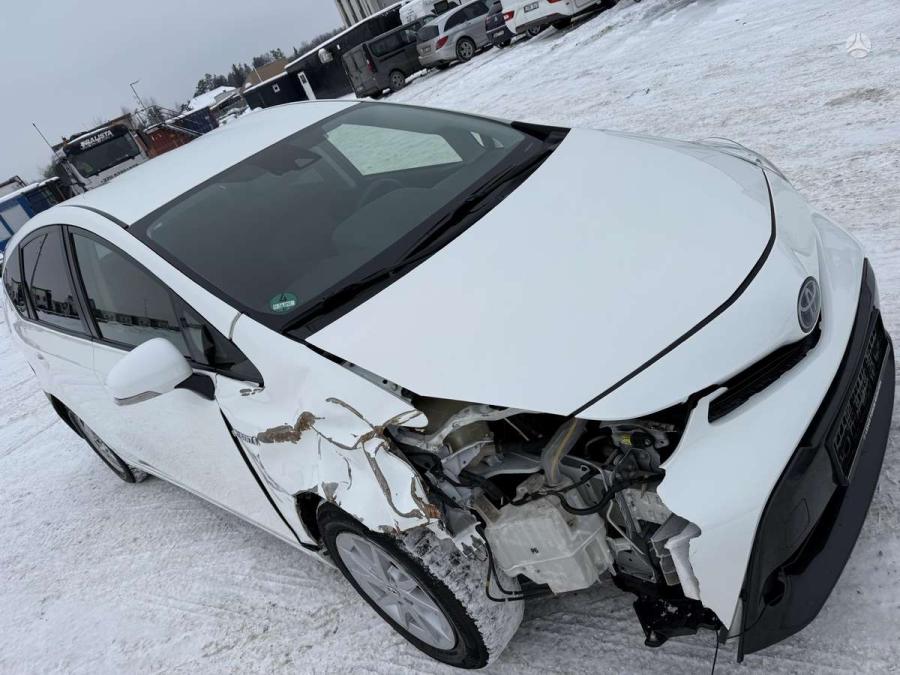 White Toyota Prius 2019 in Vilnius, with an engine capacity of 1.80 L and mileage of 261 thousand km for 8800 €, photo 34 on AUTOMOTO.COM.LV
