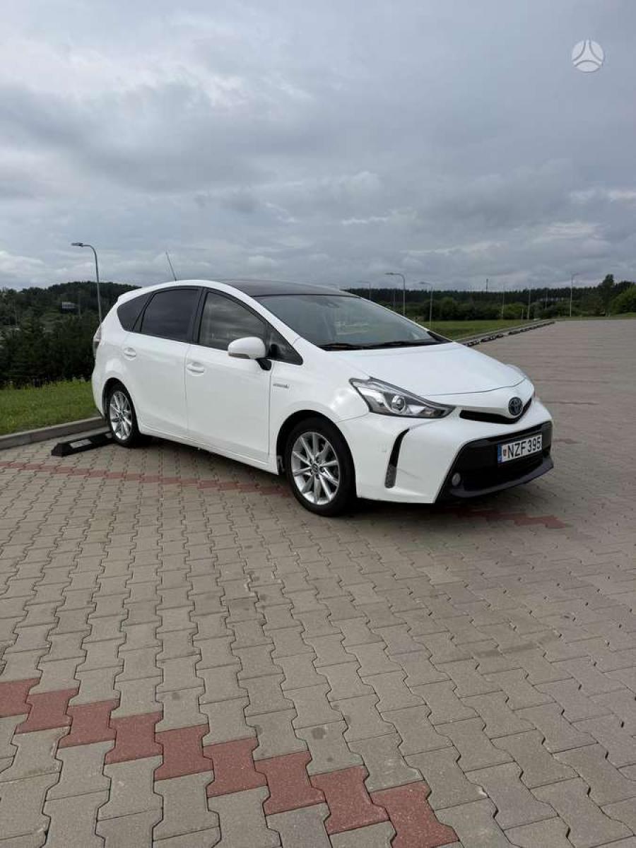 White Toyota Prius 2020 in Vilnius, with an engine capacity of 1.80 L and mileage of 302 thousand km for 12500 €, photo 1 on AUTOMOTO.COM.LV