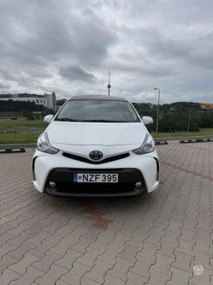 White Toyota Prius 2020 in Vilnius, with an engine capacity of 1.80 L and mileage of 302 thousand km for 12500 €, photo 3 on AUTOMOTO.COM.LV