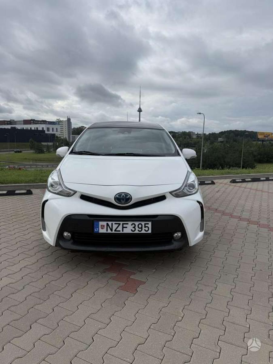 White Toyota Prius 2020 in Vilnius, with an engine capacity of 1.80 L and mileage of 302 thousand km for 12500 €, photo 3 on AUTOMOTO.COM.LV