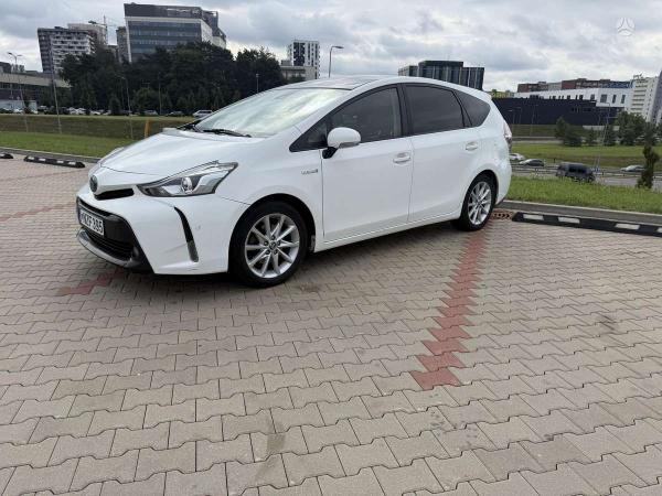 White Toyota Prius 2020 in Vilnius, with an engine capacity of 1.80 L and mileage of 302 thousand km for 12500 €, photo 3 on AUTOMOTO.COM.LV