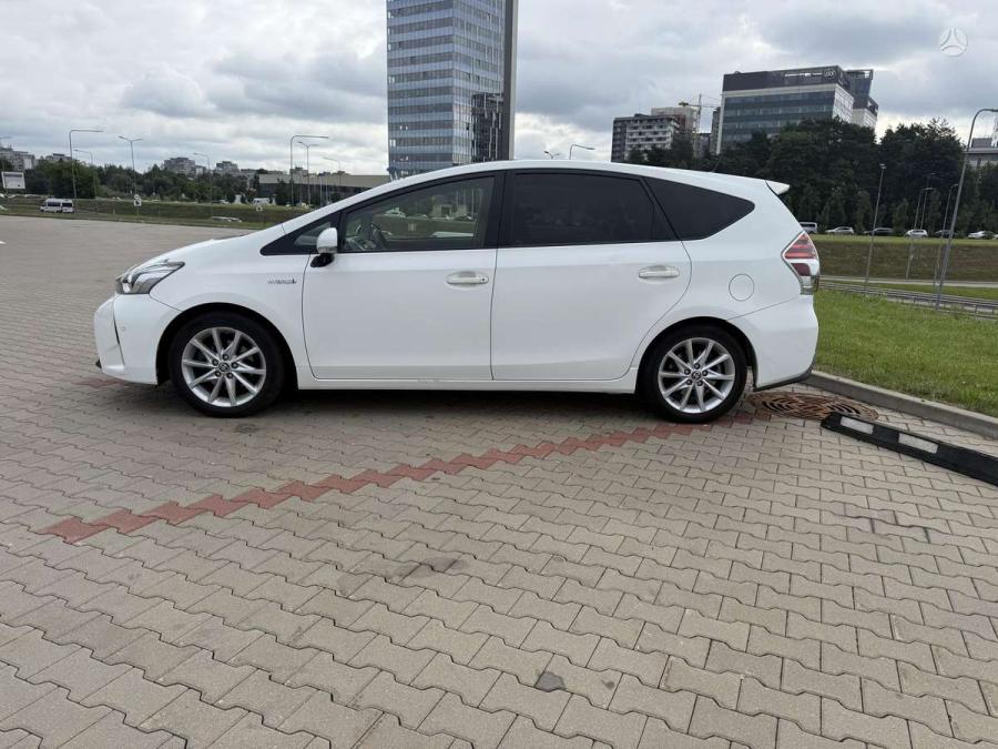 White Toyota Prius 2020 in Vilnius, with an engine capacity of 1.80 L and mileage of 302 thousand km for 12500 €, photo 5 on AUTOMOTO.COM.LV