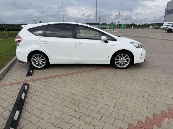 White Toyota Prius 2020 in Vilnius, with an engine capacity of 1.80 L and mileage of 302 thousand km for 12500 €, photo 5 on AUTOMOTO.COM.LV