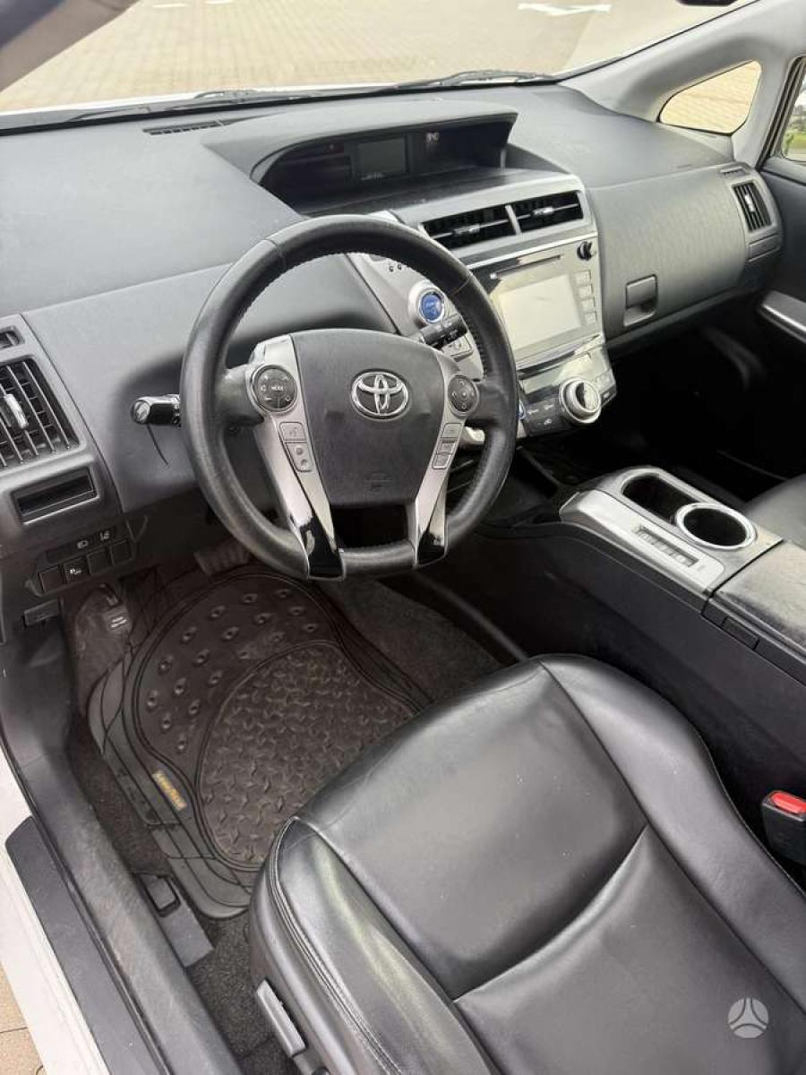 White Toyota Prius 2020 in Vilnius, with an engine capacity of 1.80 L and mileage of 302 thousand km for 12500 €, photo 8 on AUTOMOTO.COM.LV