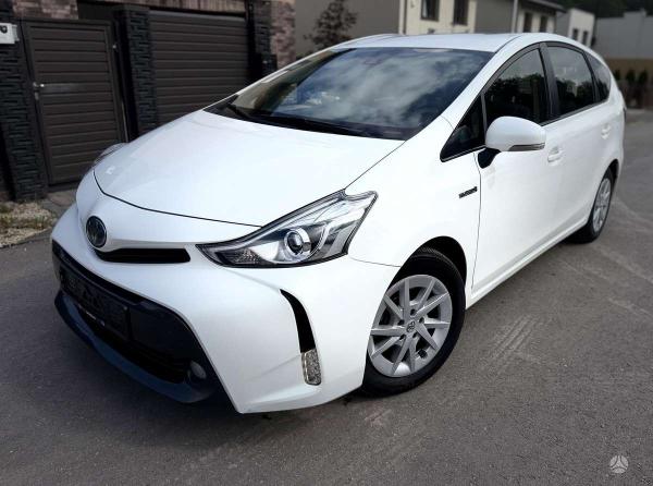 White Toyota Prius 2020 in Vilnius, with an engine capacity of 1.80 L and mileage of 193 thousand km for 12900 €, photo 1 on AUTOMOTO.COM.LV