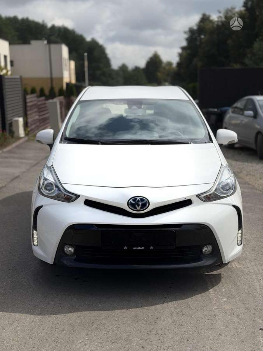 White Toyota Prius 2020 in Vilnius, with an engine capacity of 1.80 L and mileage of 193 thousand km for 12900 €, photo 4 on AUTOMOTO.COM.LV