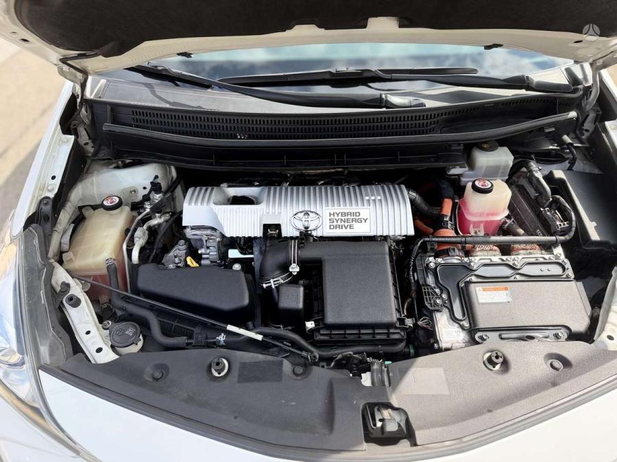 White Toyota Prius 2020 in Vilnius, with an engine capacity of 1.80 L and mileage of 193 thousand km for 12900 €, photo 18 on AUTOMOTO.COM.LV