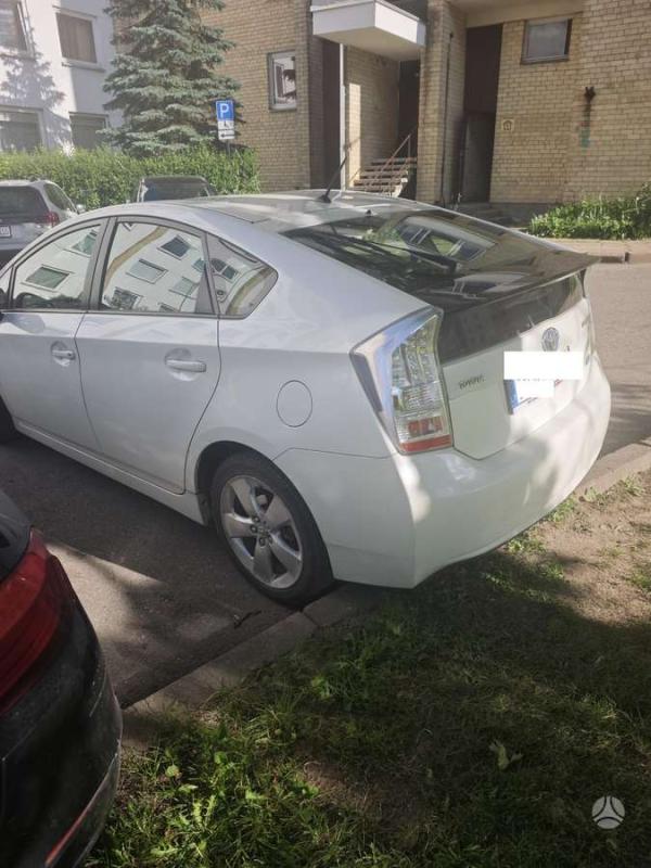 White Toyota Prius 2010 in Vilnius, with an engine capacity of 0.00 L and mileage of 330 thousand km for 6150 €, photo 2 on AUTOMOTO.COM.LV