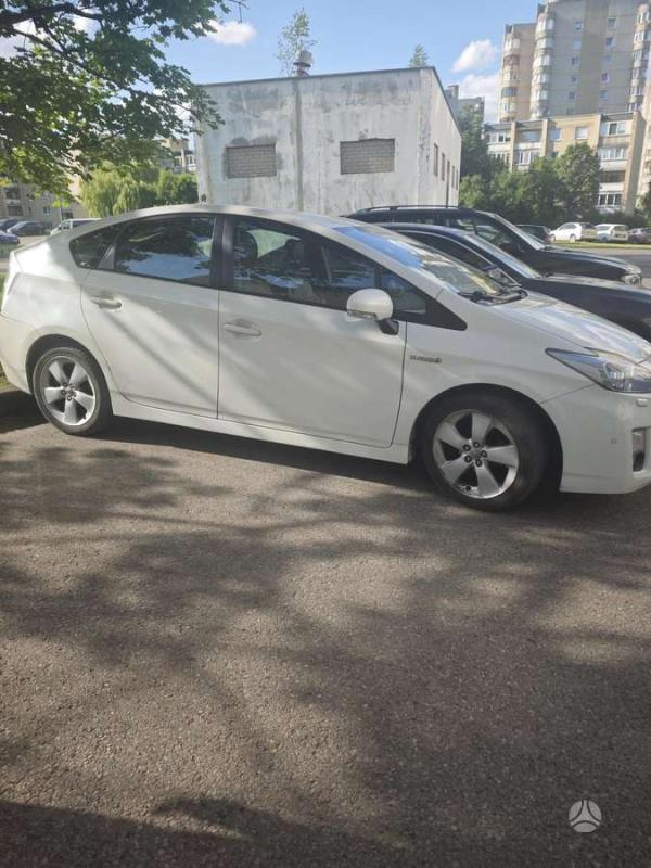 White Toyota Prius 2010 in Vilnius, with an engine capacity of 0.00 L and mileage of 330 thousand km for 6150 €, photo 8 on AUTOMOTO.COM.LV