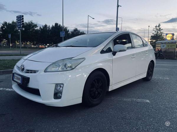 White Toyota Prius 2010 in Vilnius, with an engine capacity of 1.80 L and mileage of 463 thousand km for 3450 €, photo 1 on AUTOMOTO.COM.LV