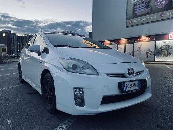 White Toyota Prius 2010 in Vilnius, with an engine capacity of 1.80 L and mileage of 463 thousand km for 3450 €, photo 2 on AUTOMOTO.COM.LV