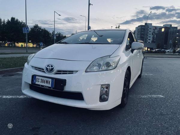White Toyota Prius 2010 in Vilnius, with an engine capacity of 1.80 L and mileage of 463 thousand km for 3450 €, photo 3 on AUTOMOTO.COM.LV