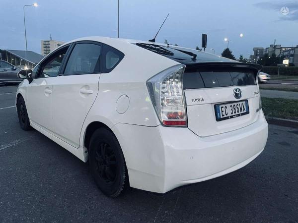 White Toyota Prius 2010 in Vilnius, with an engine capacity of 1.80 L and mileage of 463 thousand km for 3450 €, photo 5 on AUTOMOTO.COM.LV