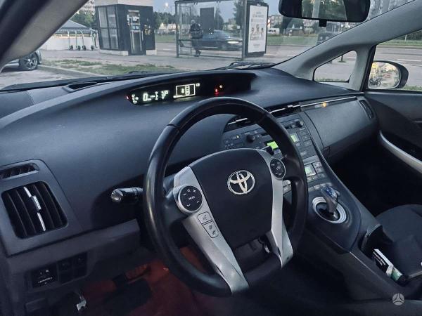 White Toyota Prius 2010 in Vilnius, with an engine capacity of 1.80 L and mileage of 463 thousand km for 3450 €, photo 7 on AUTOMOTO.COM.LV