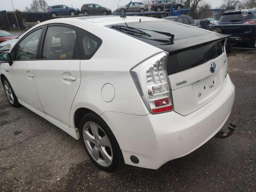 White Toyota Prius 2011 in Marijampole, with an engine capacity of 1.80 L and mileage of 308 thousand km for 5150 €, photo 3 on AUTOMOTO.COM.LV