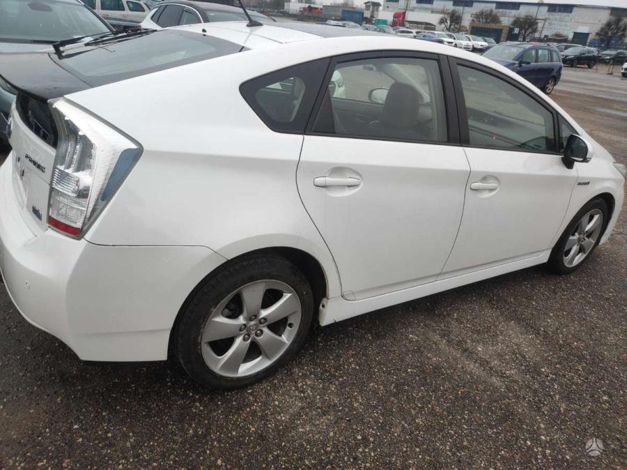 White Toyota Prius 2011 in Marijampole, with an engine capacity of 1.80 L and mileage of 308 thousand km for 5150 €, photo 4 on AUTOMOTO.COM.LV