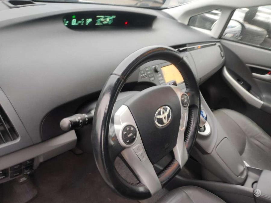 White Toyota Prius 2011 in Marijampole, with an engine capacity of 1.80 L and mileage of 308 thousand km for 5150 €, photo 16 on AUTOMOTO.COM.LV