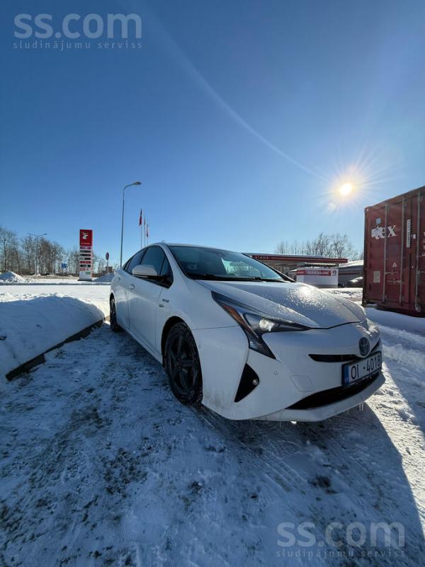 Белый Тойота Приус 2018 в Рига, объемом двигателя 1.80 л и пробегом 82 тыс. км за 11000 €, фото 1 на AUTOMOTO.COM.LV