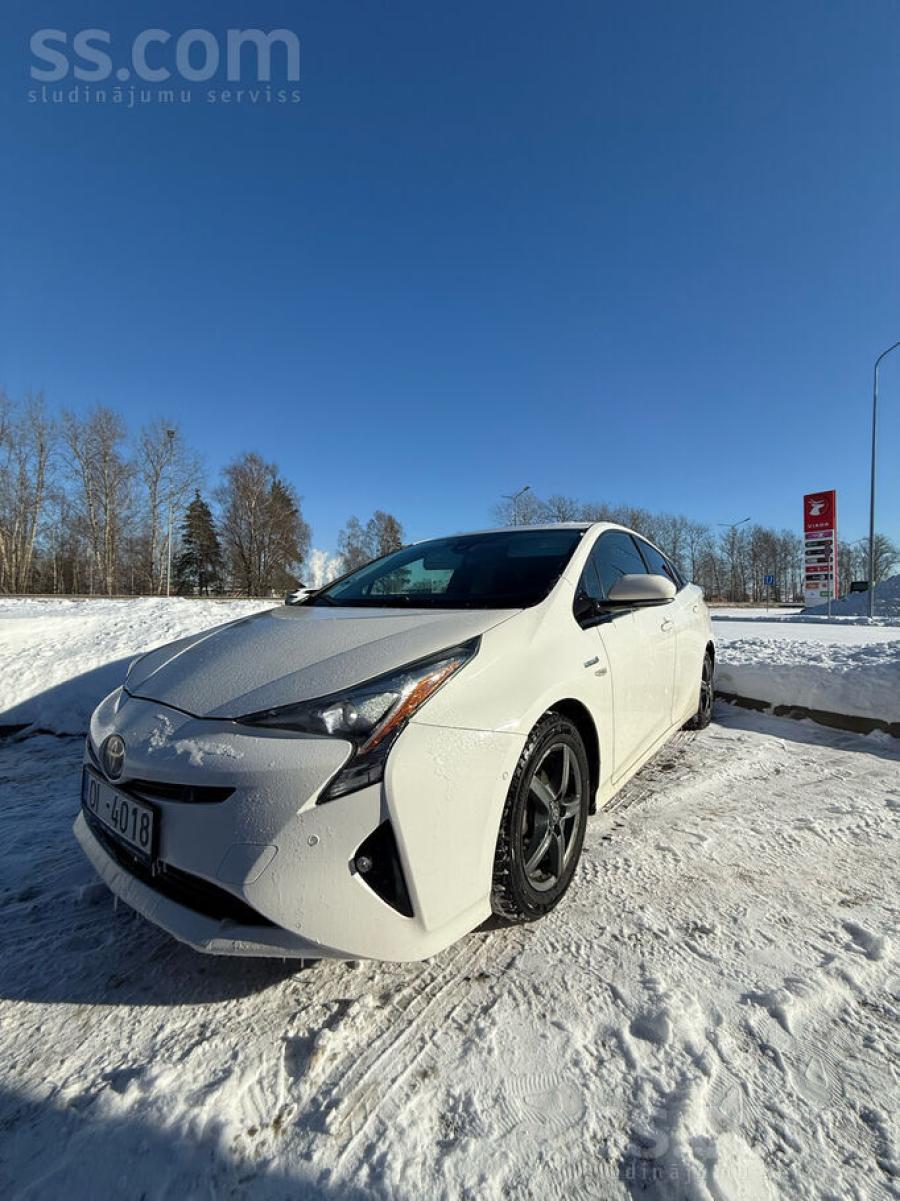 Белый Тойота Приус 2018 в Рига, объемом двигателя 1.80 л и пробегом 82 тыс. км за 11000 €, фото 3 на AUTOMOTO.COM.LV