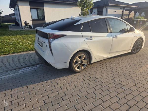 White Toyota Prius 2018 in Klaipeda, with an engine capacity of 1.80 L and mileage of 242 thousand km for 11500 €, photo 2 on AUTOMOTO.COM.LV